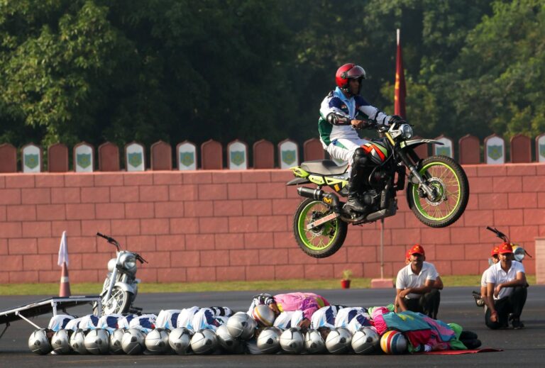 Daredevils Create New World Record For Highest Human Pyramid On Moving ...